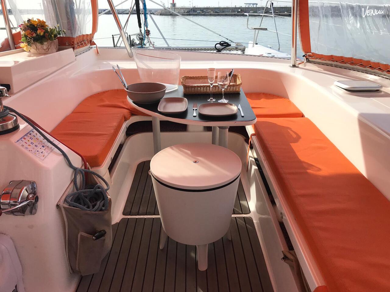 Catamarán para fiestas y eventos - Reserva para tu evento - Venuu.com