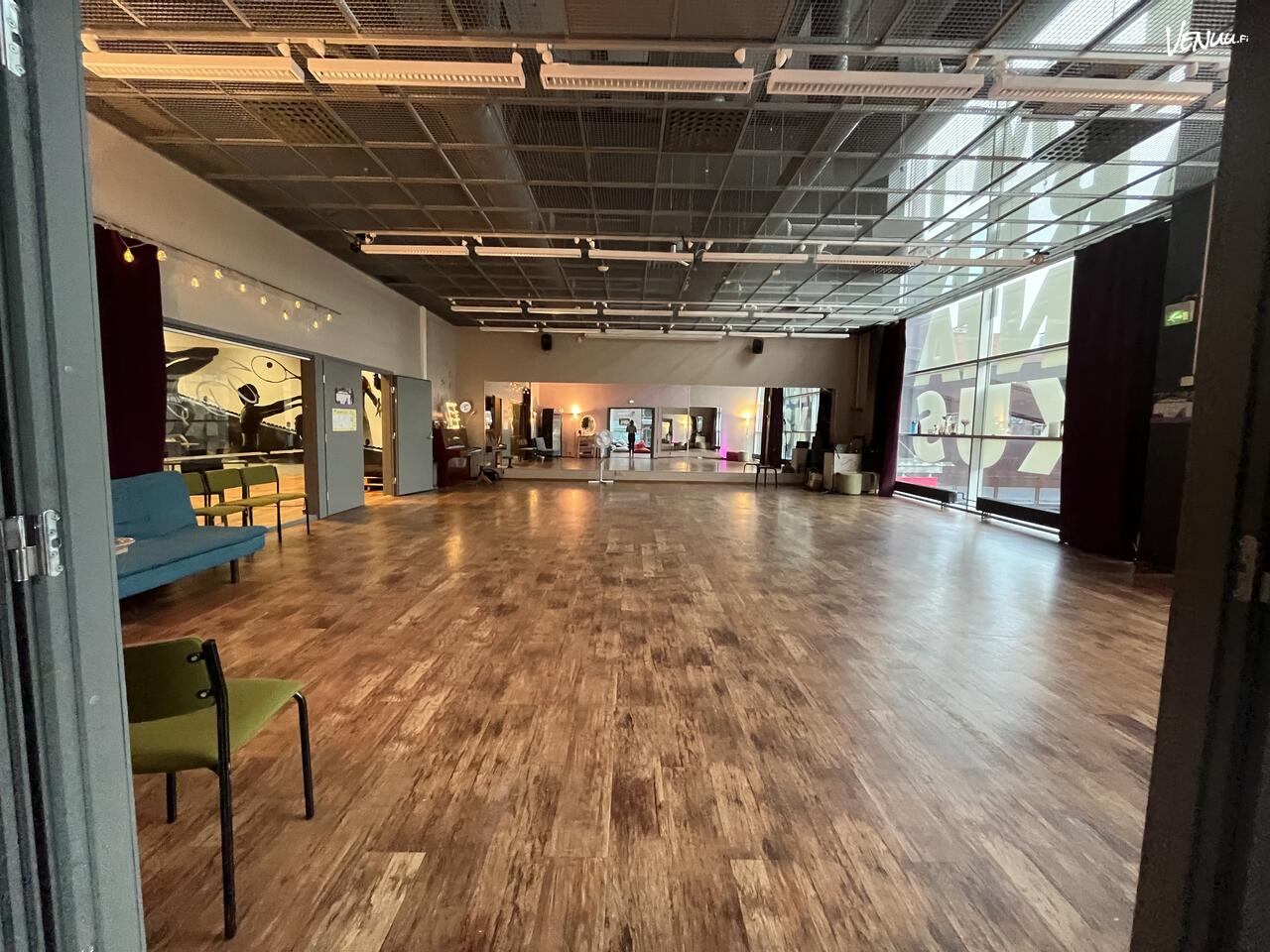 Still Dancing Studio / Iso Sali - Katso kuvat ja varaa - Venuu.fi