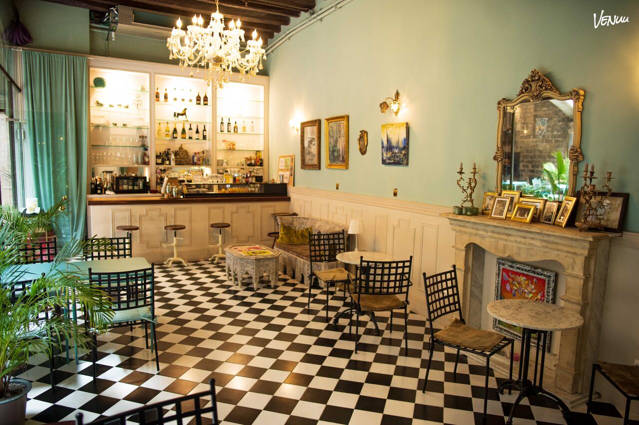 Palau Dalmases / Patio Interior + Bar Vintage - Book for - Venuu.com