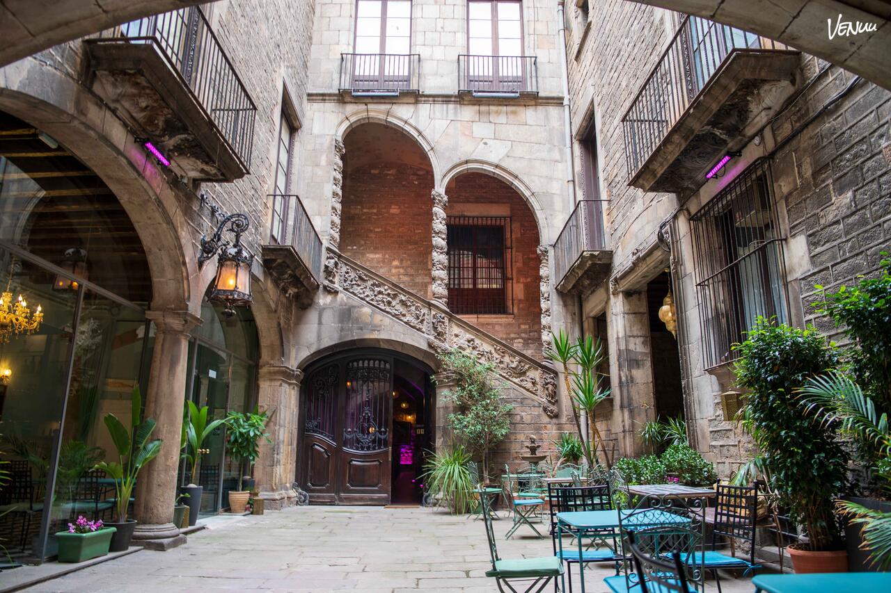 Palau Dalmases / Patio Interior + Bar Vintage - Book for - Venuu.com