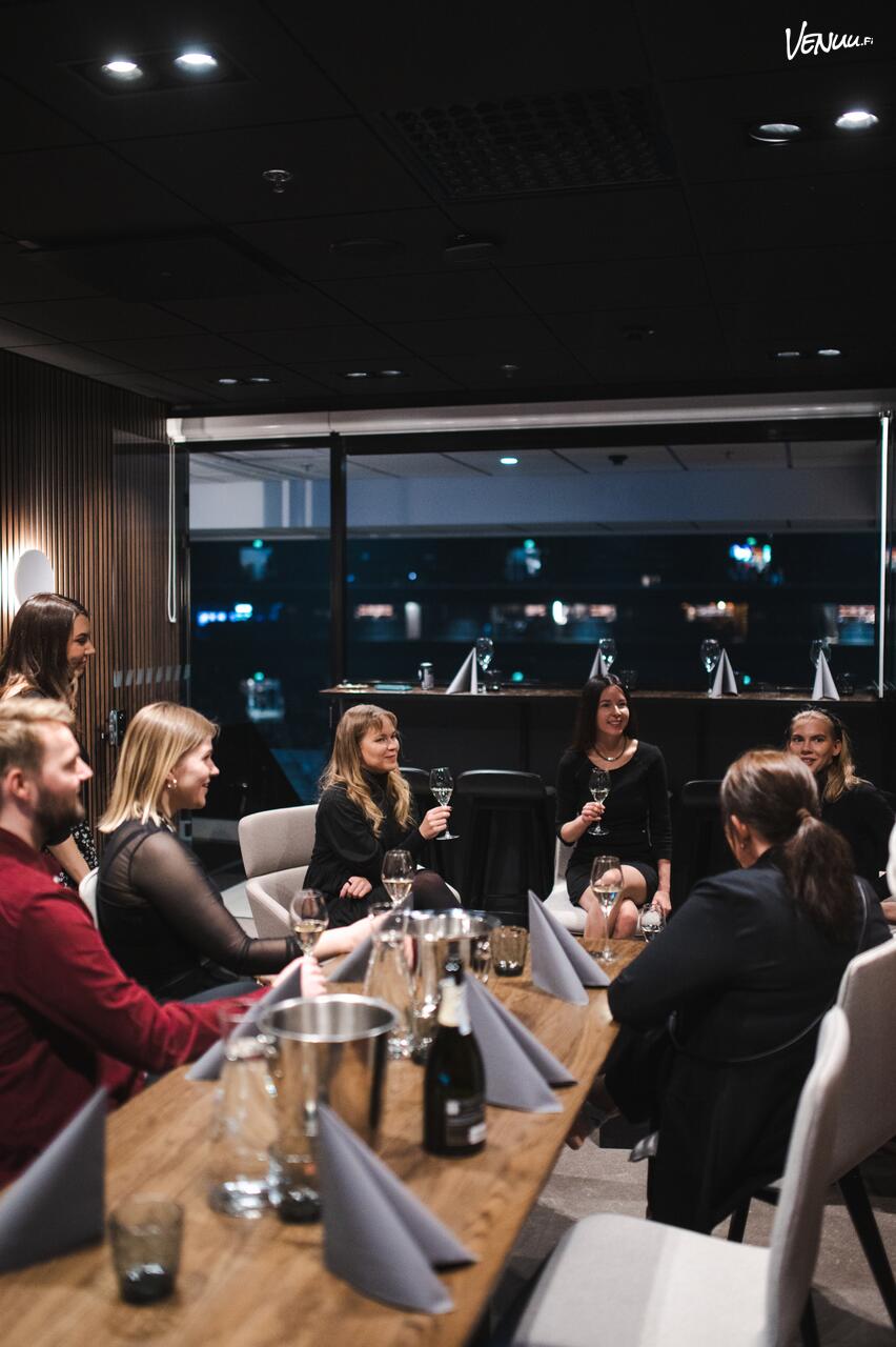 Ensiluokkaiset VIP-aitiot Tampereen Nokia Arenalla - Katso - Venuu.fi